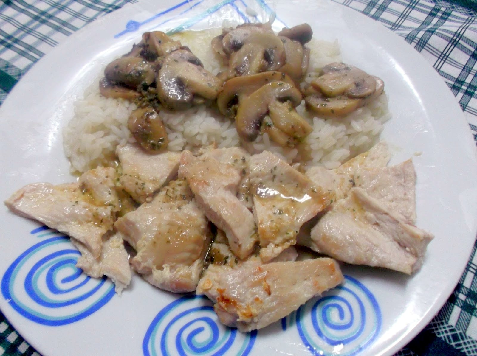 Peru Frito em Manteiga com Cogumelos Frescos • Livro de Culinária