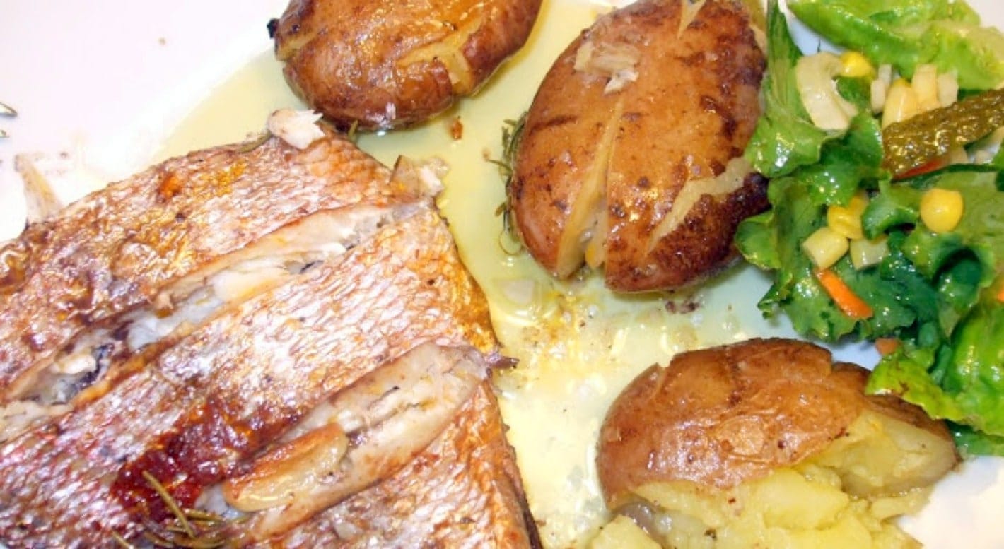 Dourada Assada com Alho e Batatas • Livro de Culinária