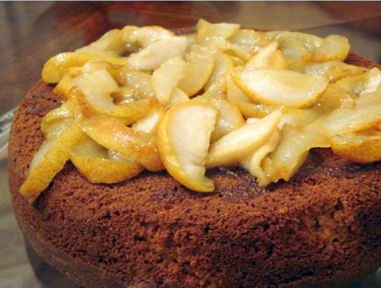 Bolo de Mel com Pêras Caramelizadas • Livro de Culinária