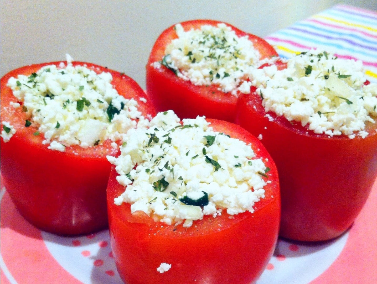 Tomate Recheado de Queijo Ricota • Livro de Culinária
